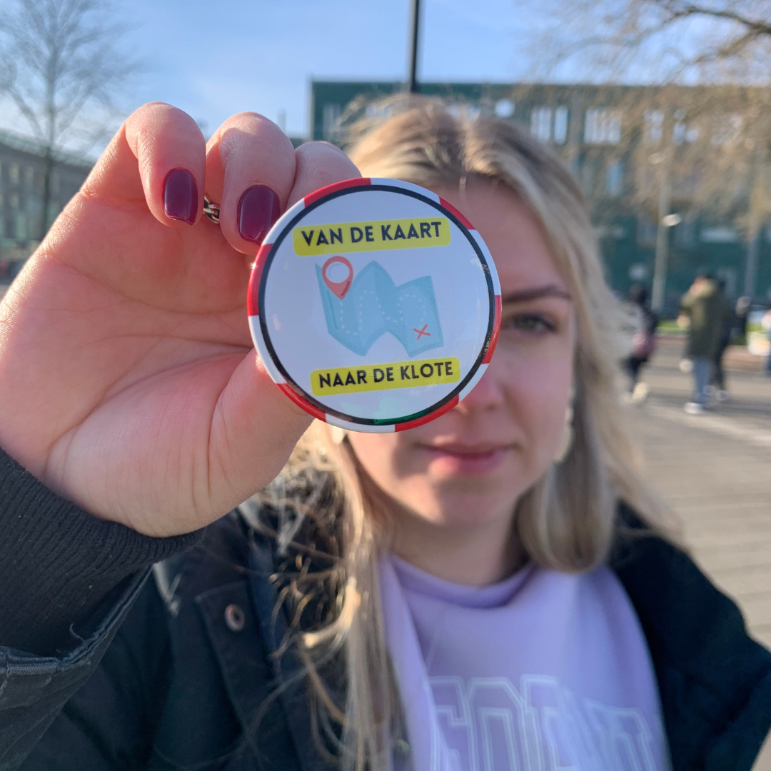 Carnaval button - VAN DE KAART NAAR DE KLOTE – Brabantmemes